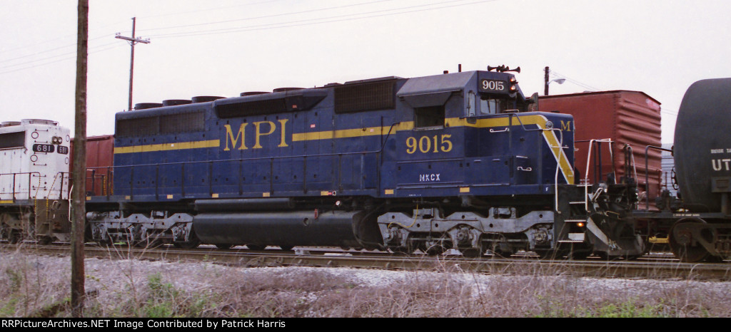 MKCX 9015 X-MPI 9015 XX-UP 3072 SD40M-2 rebuilt from SD40 and KCS 681 SD40-2 snoot idling at the ...